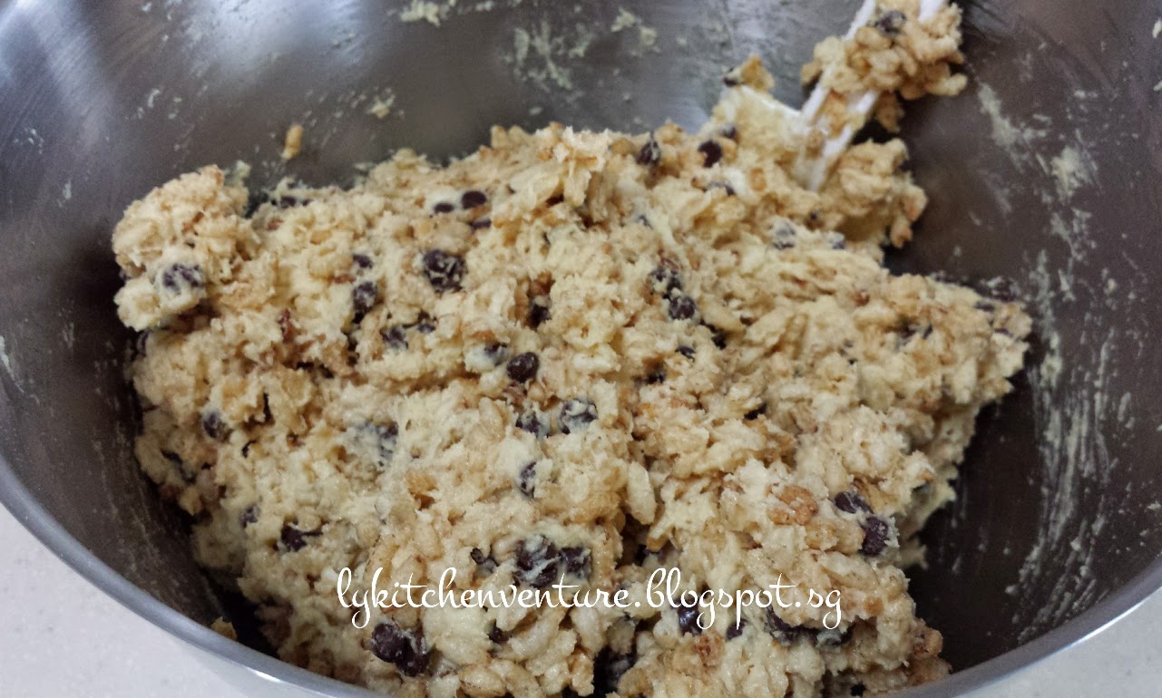 LY's Kitchen Ventures: Chocolate Bubble Rice Cookies 泡泡米曲奇
